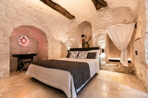 Quarto luxo, banheira de imersão (Trullo) | Frigobar (abastecido com itens grátis), cofres nos quartos