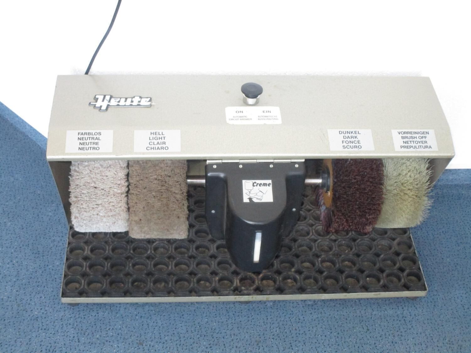 Máquina de limpeza com compartimentos identificados para diferentes produtos.