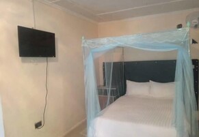 Minibar, secretária, ferro/tábua de engomar, camas desdobráveis 
