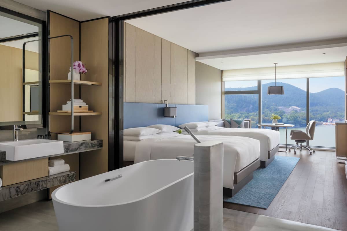 Quarto, 2 camas de casal, vista para o lago | Frigobar, cofres nos quartos, individualmente decorados