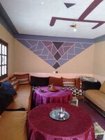 Pequenos-almoços, almoços, jantares servidos, cozinha local 