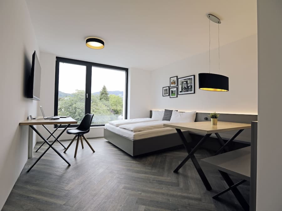 Roupa de alta qualidade, com mobília individualizada, secretária