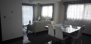 Suíte standard, 1 quarto | Frigobar, individualmente decorados, individualmente mobiliados