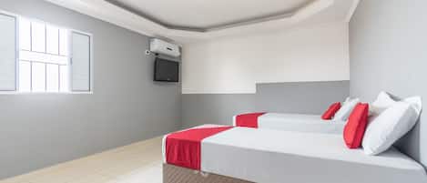 Quarto duplo | Escrivaninha, Wi-Fi de cortesia, roupa de cama