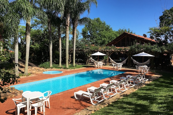 Piscina exterior, guarda-sóis, espreguiçadeiras