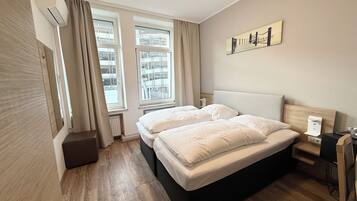 Quarto casal ou duplo | Roupas de cama antialérgicas, escrivaninha