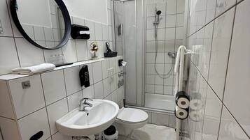 Chuveiro, produtos de toalete grátis, secador de cabelo