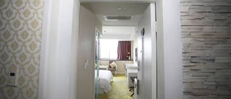 Quarto Duplo Deluxe | Secretária, cortinas/cortinados opacos, Wi-fi grátis