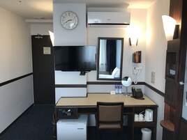 Cofres nos quartos, escrivaninha, quartos à prova de som