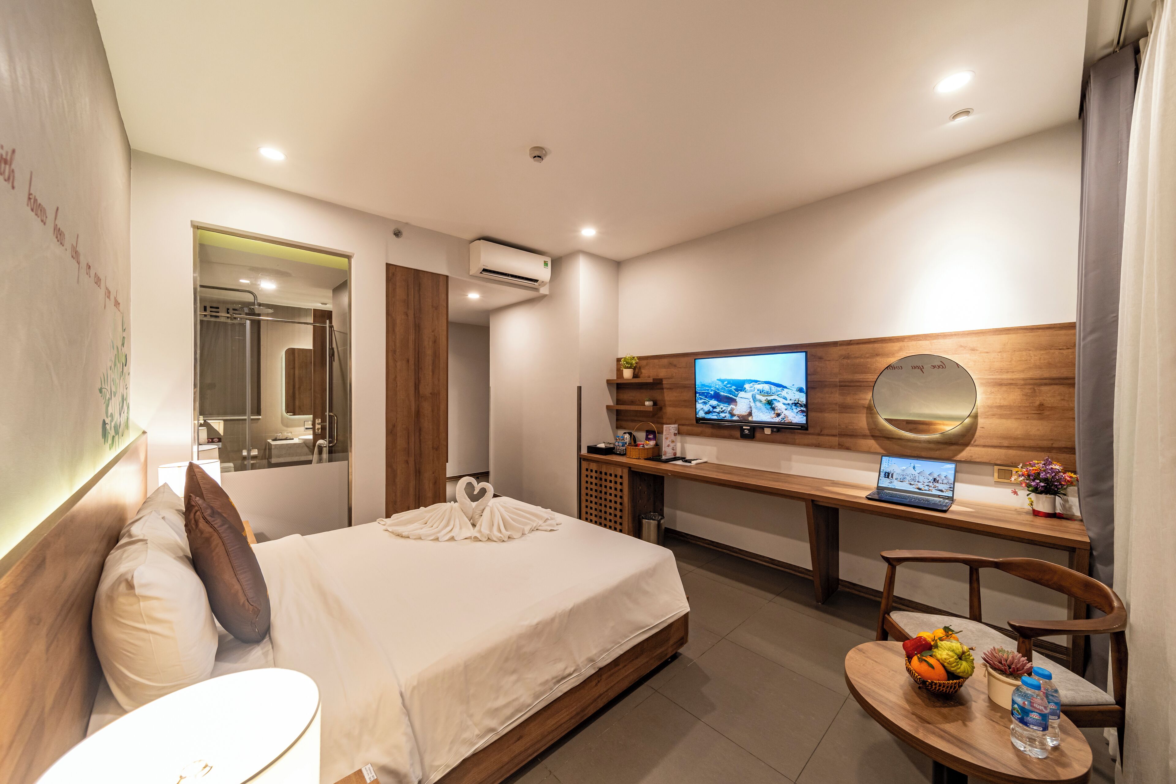 Quarto casal luxo, vista para a cidade | Roupas de cama premium