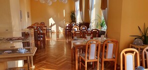 Café da manhã com buffet todos os dias (EUR 8 por pessoa) 