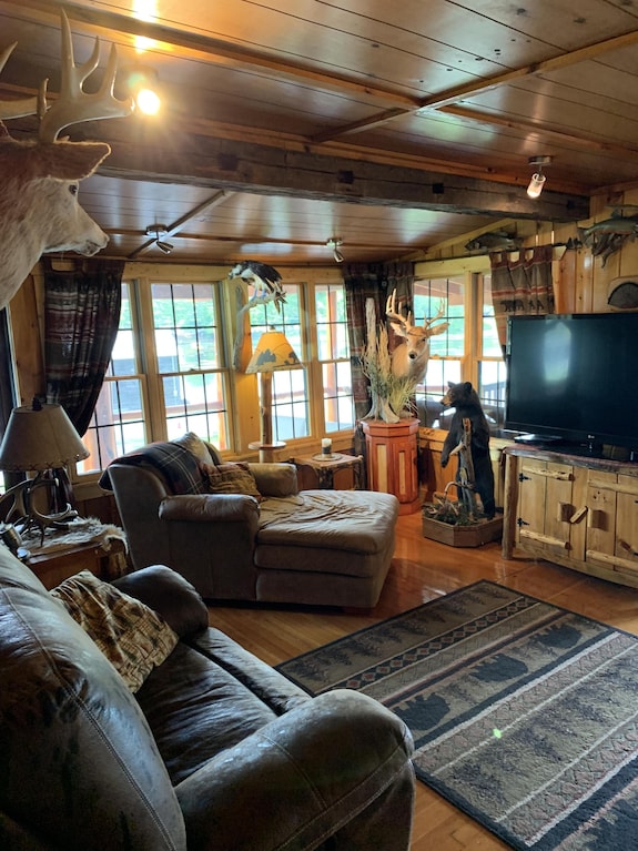 Adirondack Mts. Lakefront Cabin With Hot Tub On Lake Algonquin, Wells , Ny. - Adirondack Mountains