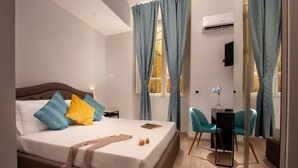 Quarto de hotel moderno com uma cama grande, uma mesa e uma cadeira.