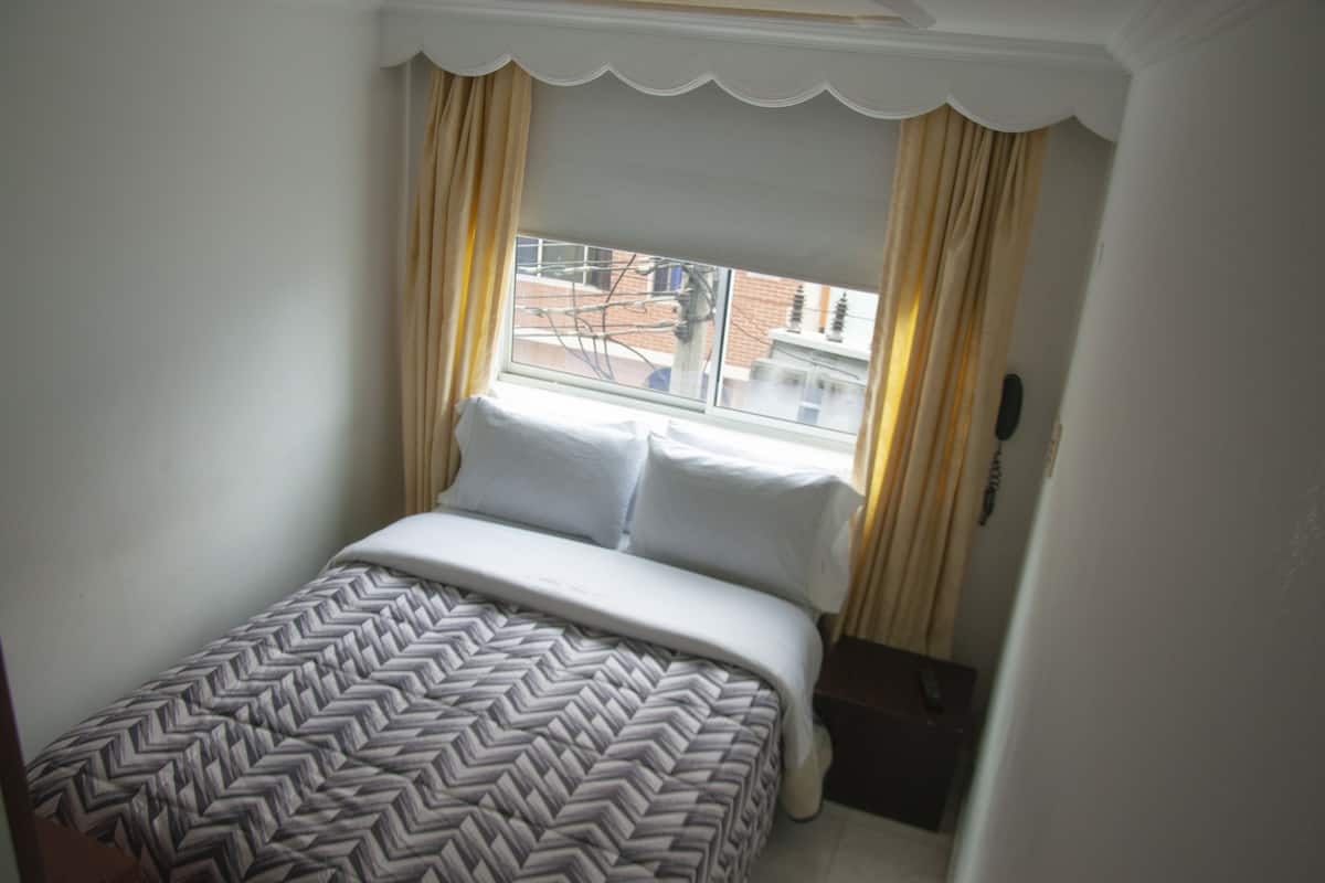 Quarto econômico | Quartos à prova de som, Wi-Fi de cortesia, roupa de cama