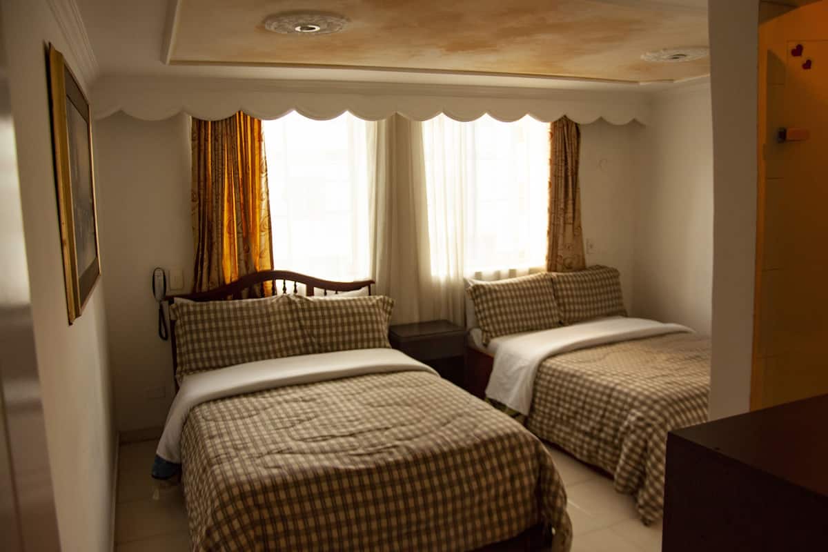 Quarto quádruplo família | Quartos à prova de som, Wi-Fi de cortesia, roupa de cama