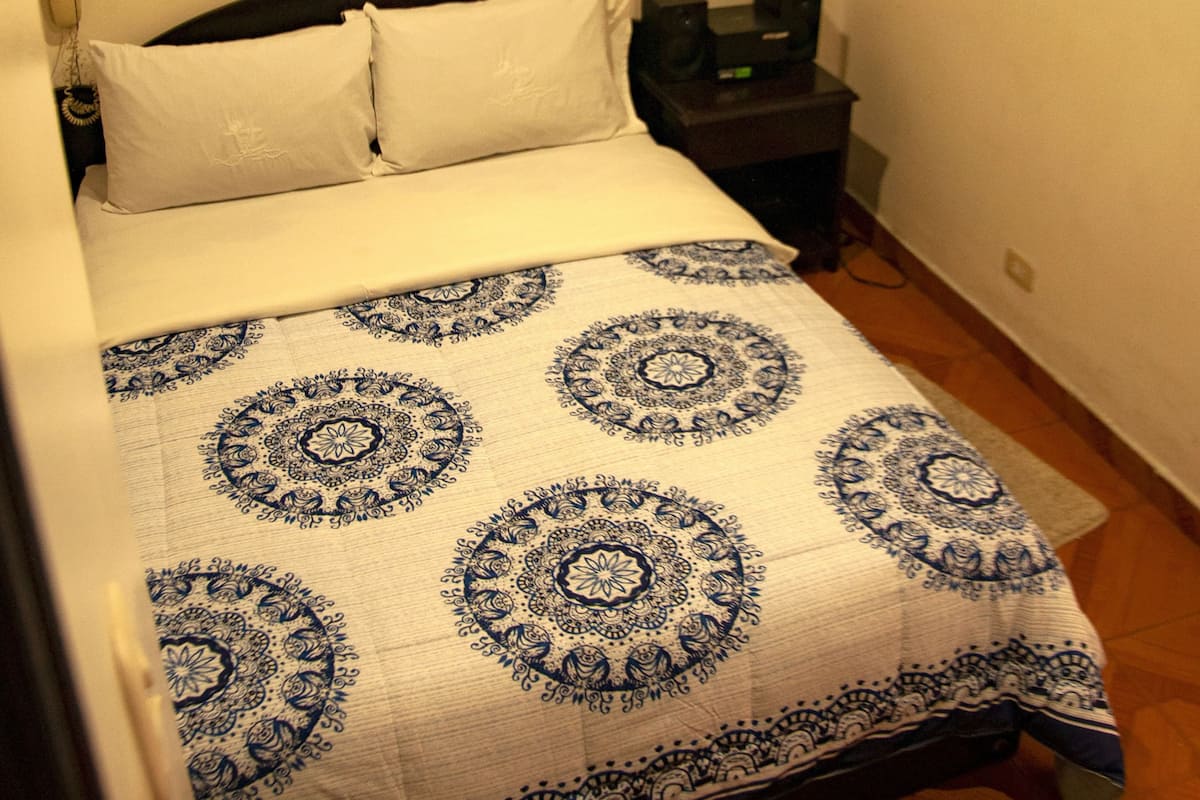 Quarto casal superior | Quartos à prova de som, Wi-Fi de cortesia, roupa de cama