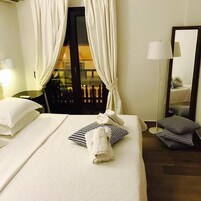 Quarto casal | Cofres nos quartos, ferros/tábuas de passar roupa, roupa de cama