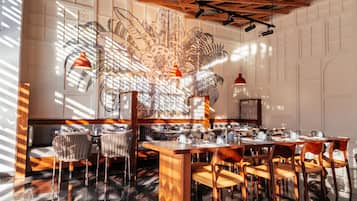 2 restaurantes: servem pequenos-almoços, almoços, jantares e brunches