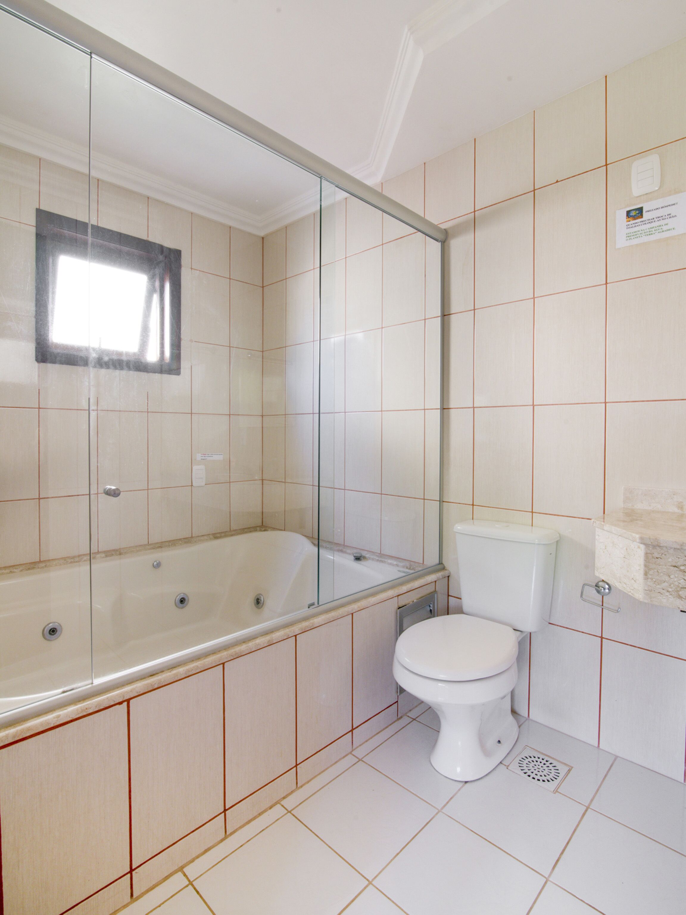 Quarto triplo superior, várias camas | Banheiro | Chuveiro, toalhas de banho, papel higiênico 