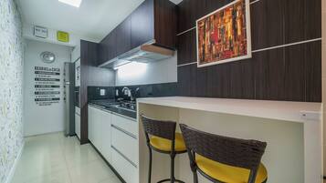 Apartamento | Cozinha privada | Geladeira, micro-ondas, fogão, cooktop