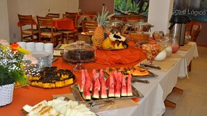 Café da manhã com buffet grátis todos os dias