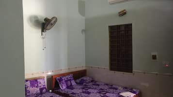 Quarto Individual | Secretária, Wi-fi grátis, roupa de cama fornecida