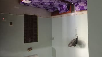 Quarto Individual | Secretária, Wi-fi grátis, roupa de cama fornecida