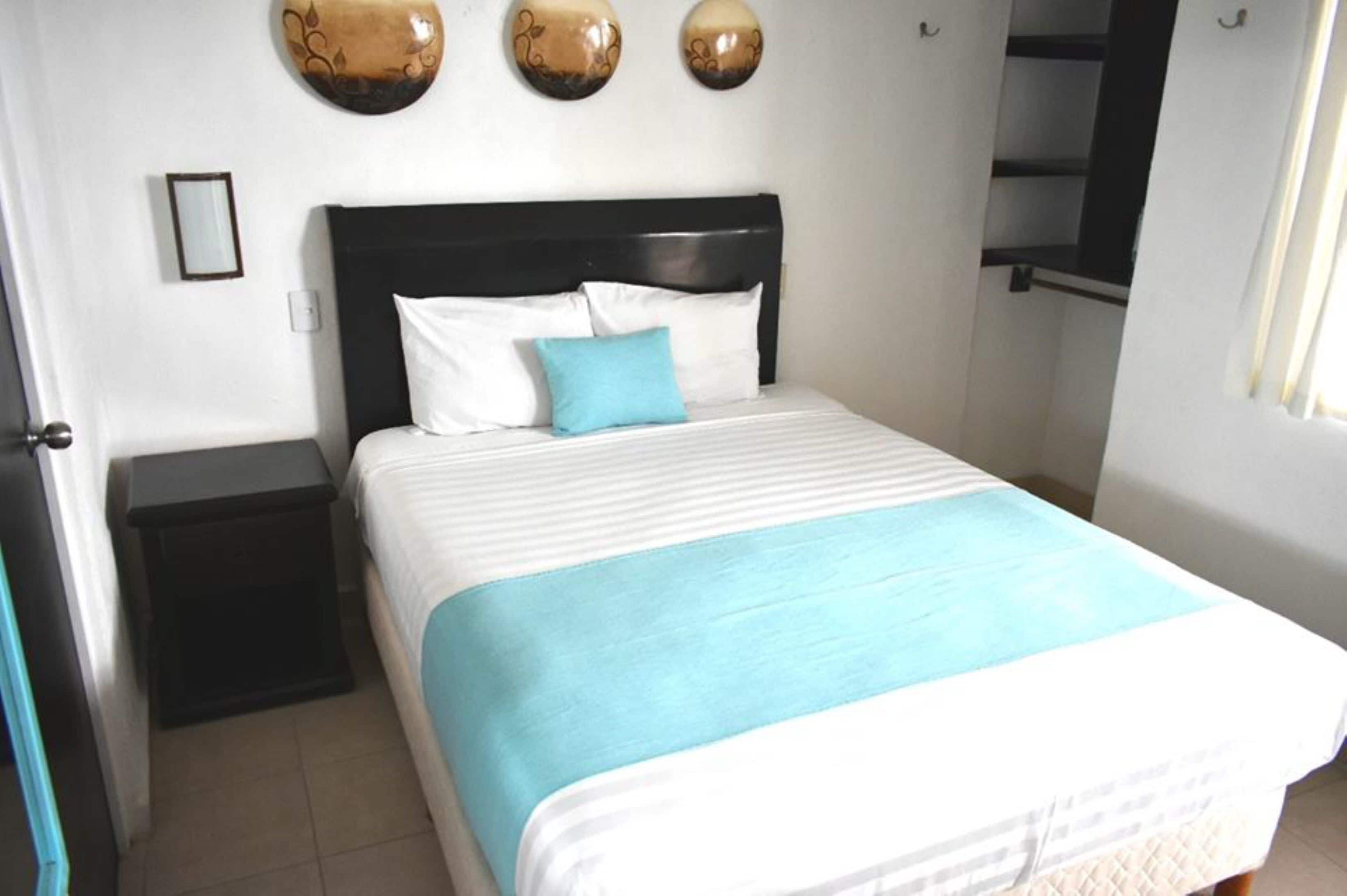 Cofre no quarto, ferro/tábua de engomar, roupa de cama fornecida 