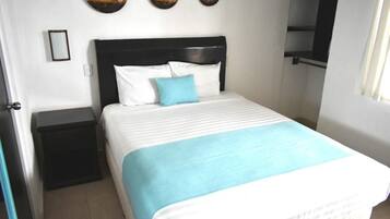 Cofre no quarto, ferro/tábua de engomar, roupa de cama fornecida