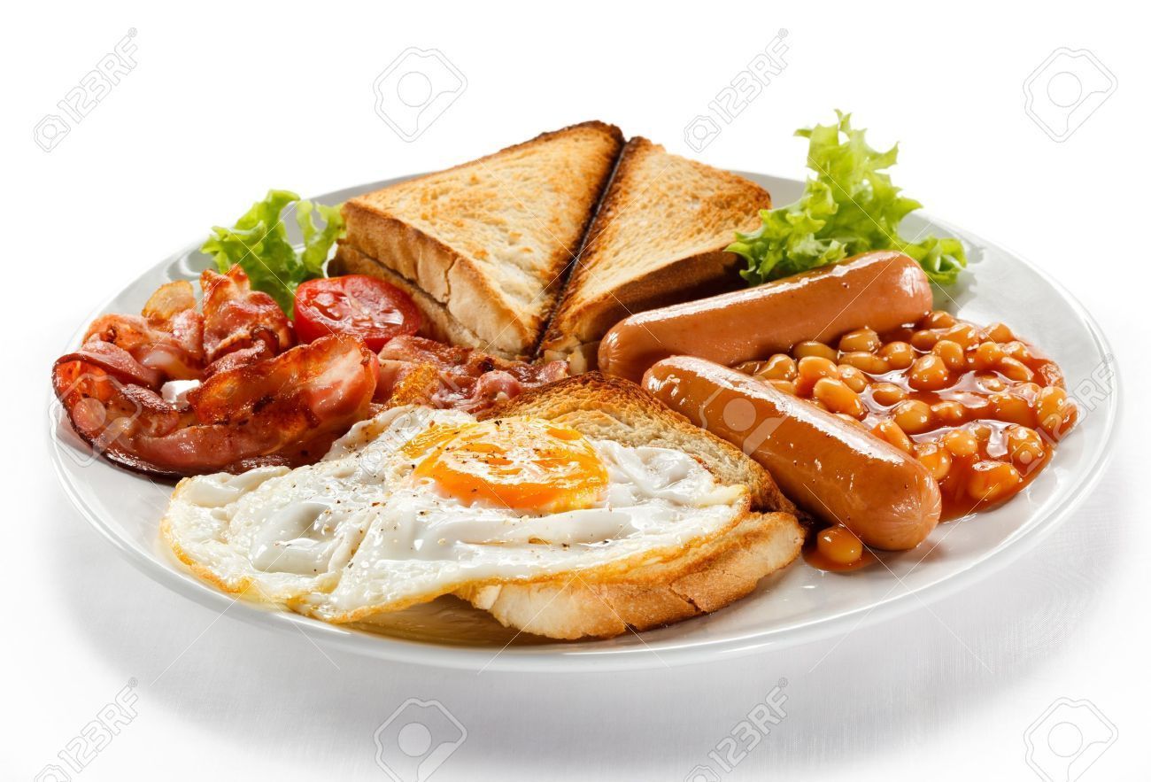 Um prato de comida de café da manhã com torradas, bacon, linguiça, feijão e um ovo frito.