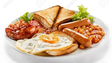 Um prato de comida de café da manhã com torradas, bacon, linguiça, feijão e um ovo frito.