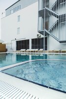 Piscina exterior sazonal, da(s) 6:00 à(s) 0:00, toldos gratuitos 