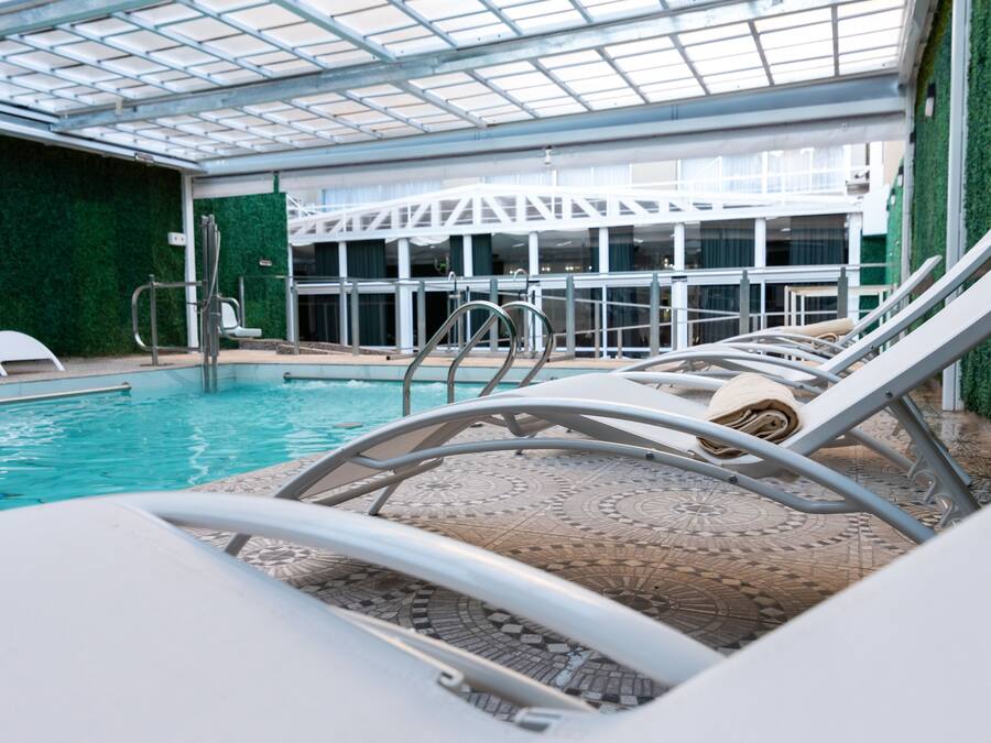 Piscina exterior, da(s) 10:30 à(s) 20:00, espreguiçadeiras