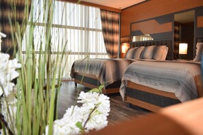 Quarto Duplo Deluxe, Vista para a cidade | Minibar, cofre no quarto, secretária 