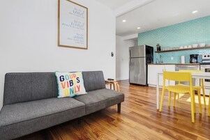 Suite Júnior | Sala de estar | Televisor de ecrã plano de 32 polegadas com canais por cabo, televisor 