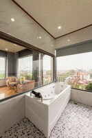Quarto casal luxo, sacada, vista para a montanha (Mountain Bathtub) | Banheiro | Banheira e chuveiro separados, chuveiro com efeito de chuva