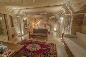 Superior Cave Room 101 | Minibar, cofre no quarto, quartos insonorizados, ferro/tábua de engomar 