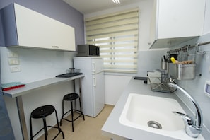Apartamento Comfort | Cozinha privada | Um frigorífico, um micro-ondas, um forno, uma placa de cozinha