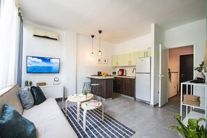 Apartamento Tradicional | Cozinha privada | Um frigorífico/congelador grande, um micro-ondas, um forno 