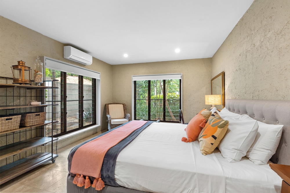 Oceans Edge Beach House At Oak Beach - Queensland