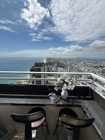 Apartamento, 2 quartos, vista para o mar | Sala de estar | TV de ecrã plano 