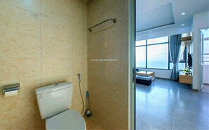 Apartamento panorâmico, 2 quartos | Banheiro | Chuveiro, chuveiro com efeito de chuva, produtos de toalete grátis 