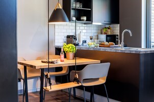 Apartamento Design | Cozinha privada | Um micro-ondas, uma placa de cozinha, uma máquina de lavar louça