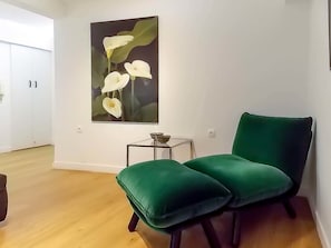 Apartamento Básico | Sala de estar | TV de ecrã plano 