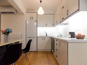 Apartamento Básico | Cozinha privada | Um frigorífico, um forno, uma placa de cozinha 