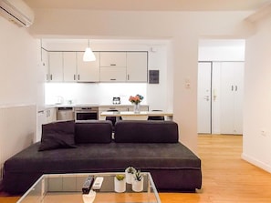 Apartamento Básico | Sala de estar | TV de ecrã plano 