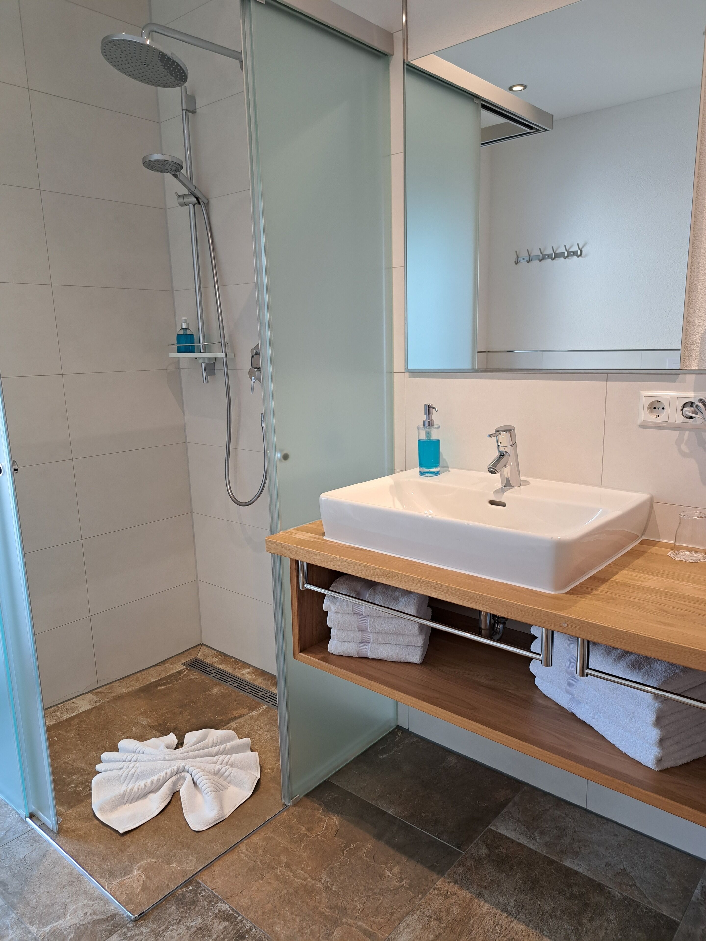 SUPERIOR JUN.-SUITE - sep. Schlaf-Zimmer | Banheiro | Chuveiro, chuveiro com efeito de chuva, secador de cabelo 