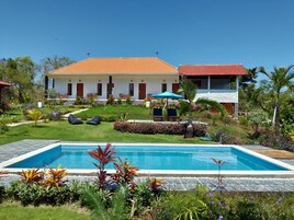 Piscina exterior, guarda-sóis, espreguiçadeiras
