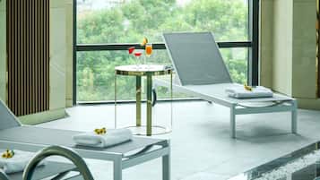 Terraço com espreguiçadeiras
