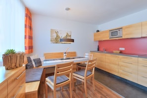 Apartamento, 2 quartos (Arlberg) | Cozinha privada | Um frigorífico, um micro-ondas, uma placa de cozinha 